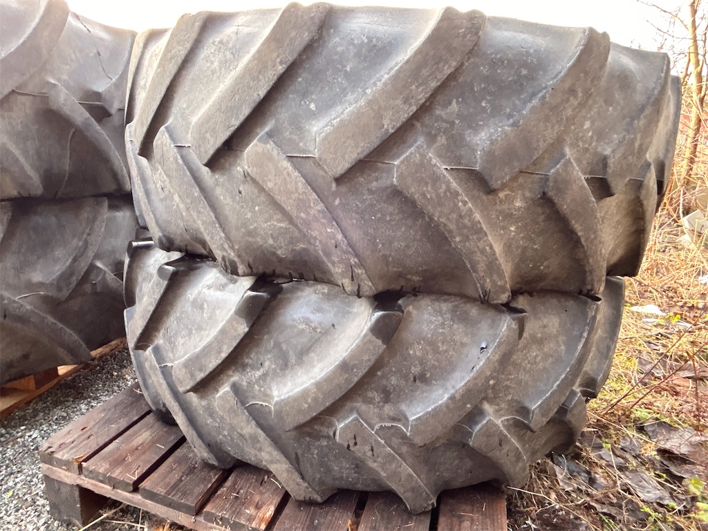 Traktordäck - 340/85-R24 & 420/85-R34 | Blinto auktioner