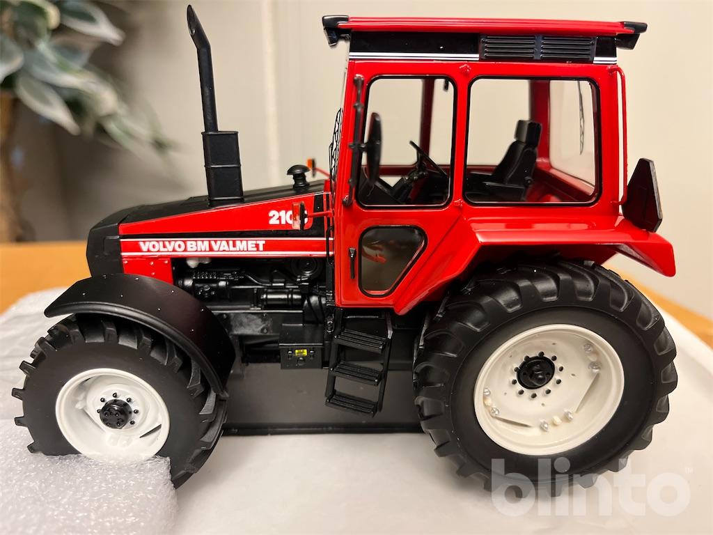 Modelltraktor - Volvo BM Valmet 2105 | Blinto auktioner