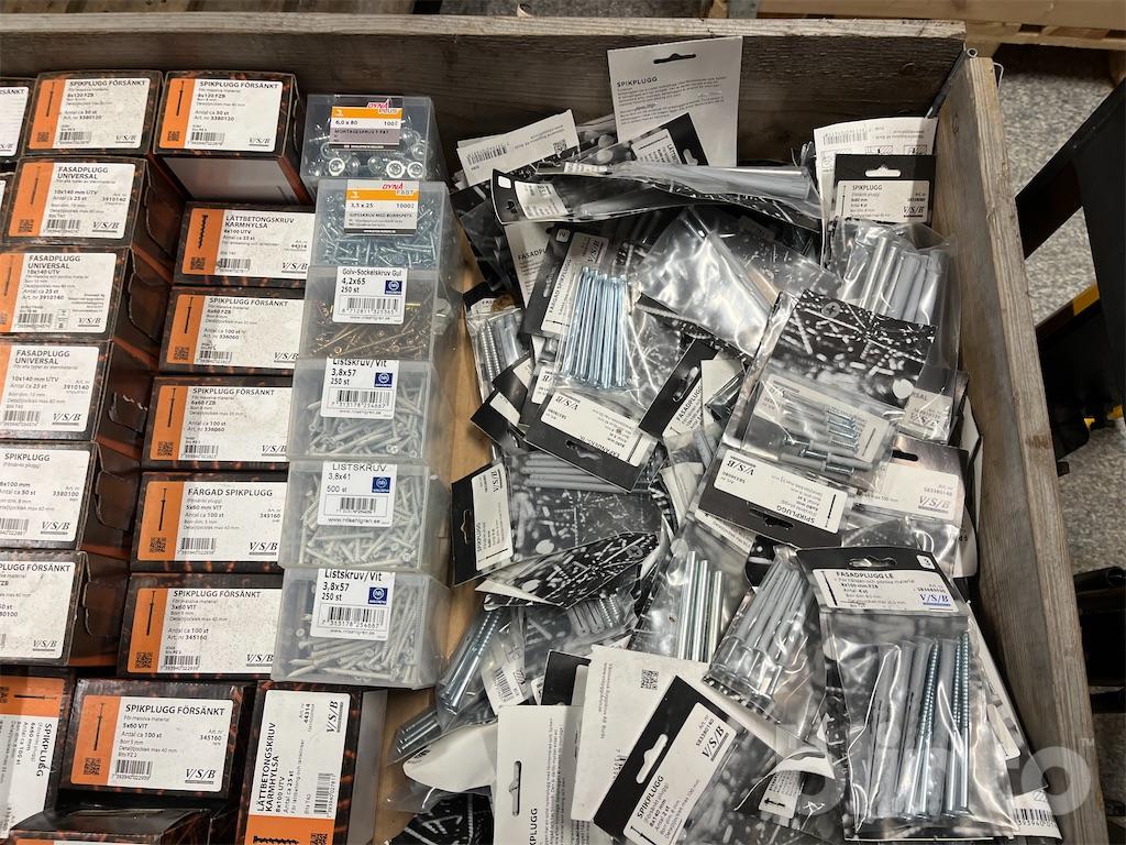 En pall plugg - 71 paket & massor av pinnpack | Blinto auktioner