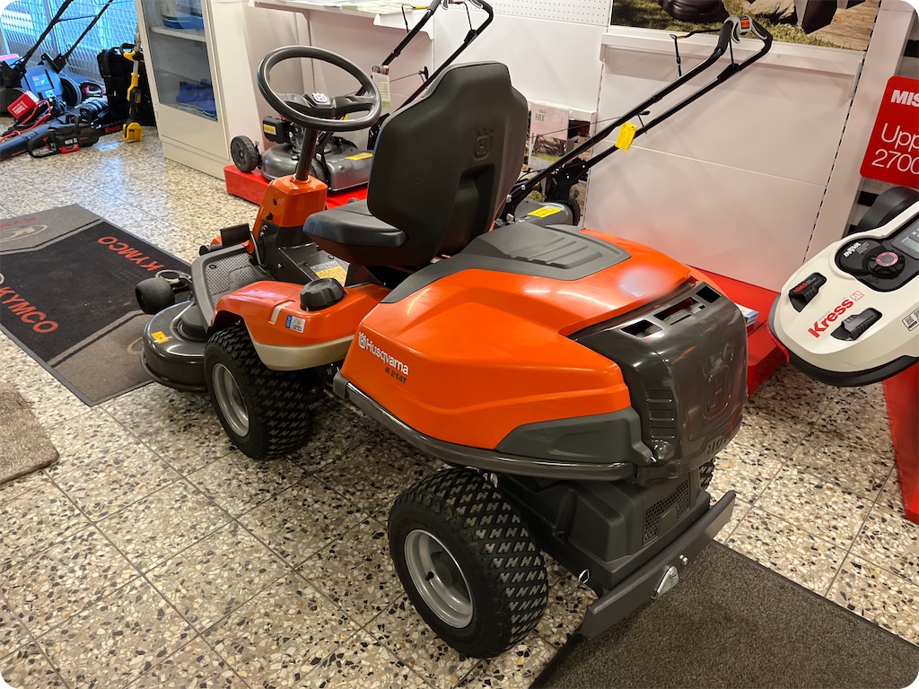 Åkgräsklippare - Husqvarna R 214T | Blinto auktioner