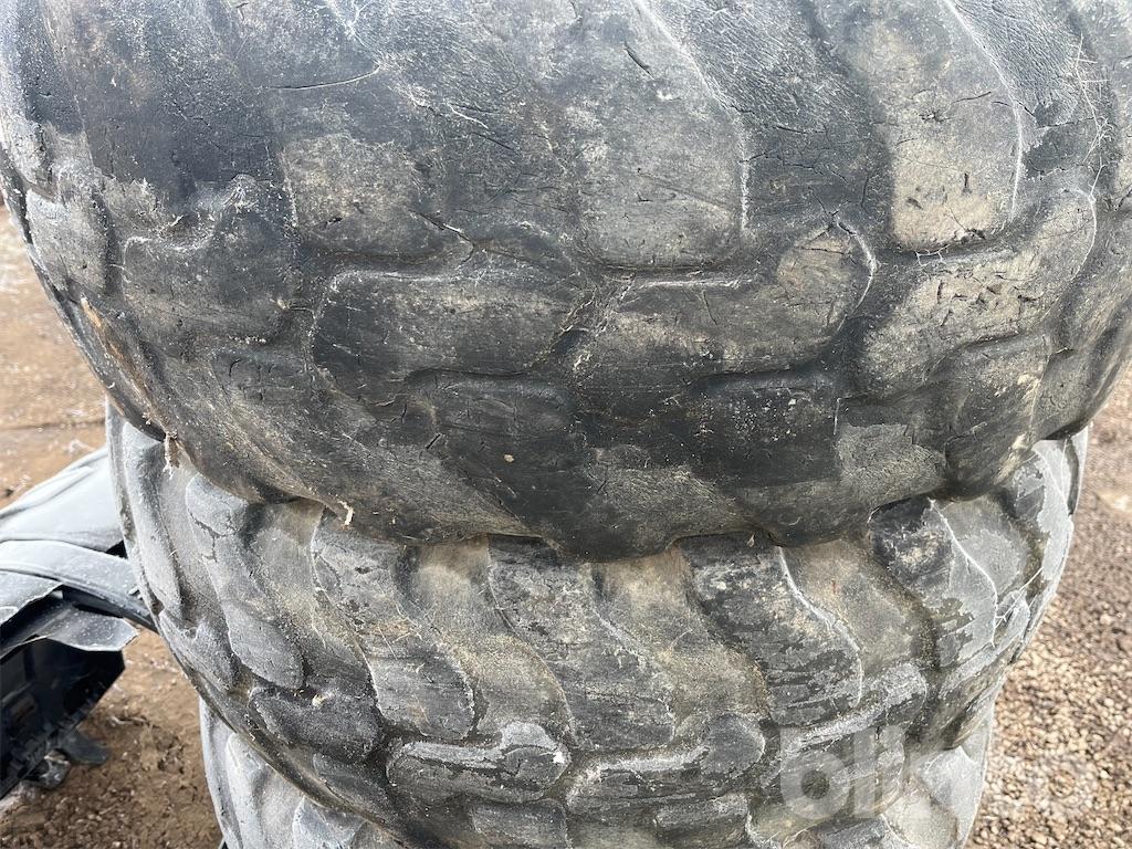 Däck - Dunlop 4 stycken 365/70R18 | Blinto auktioner