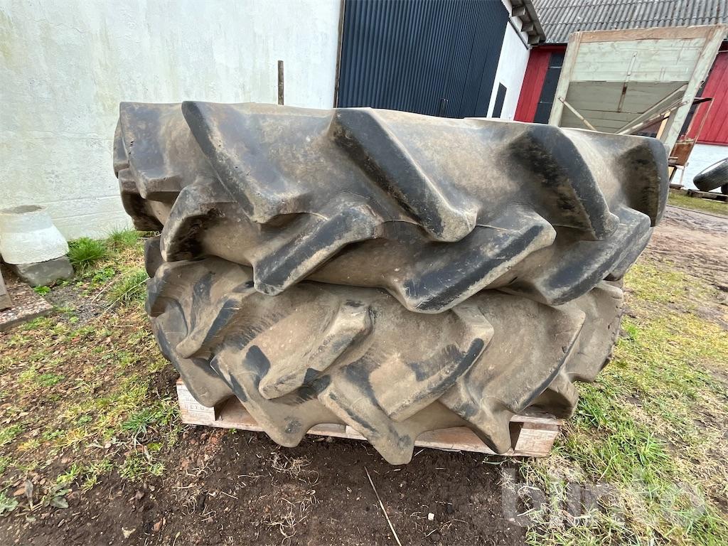 Dubbelmontage - 13.6-R38 | Blinto auktioner