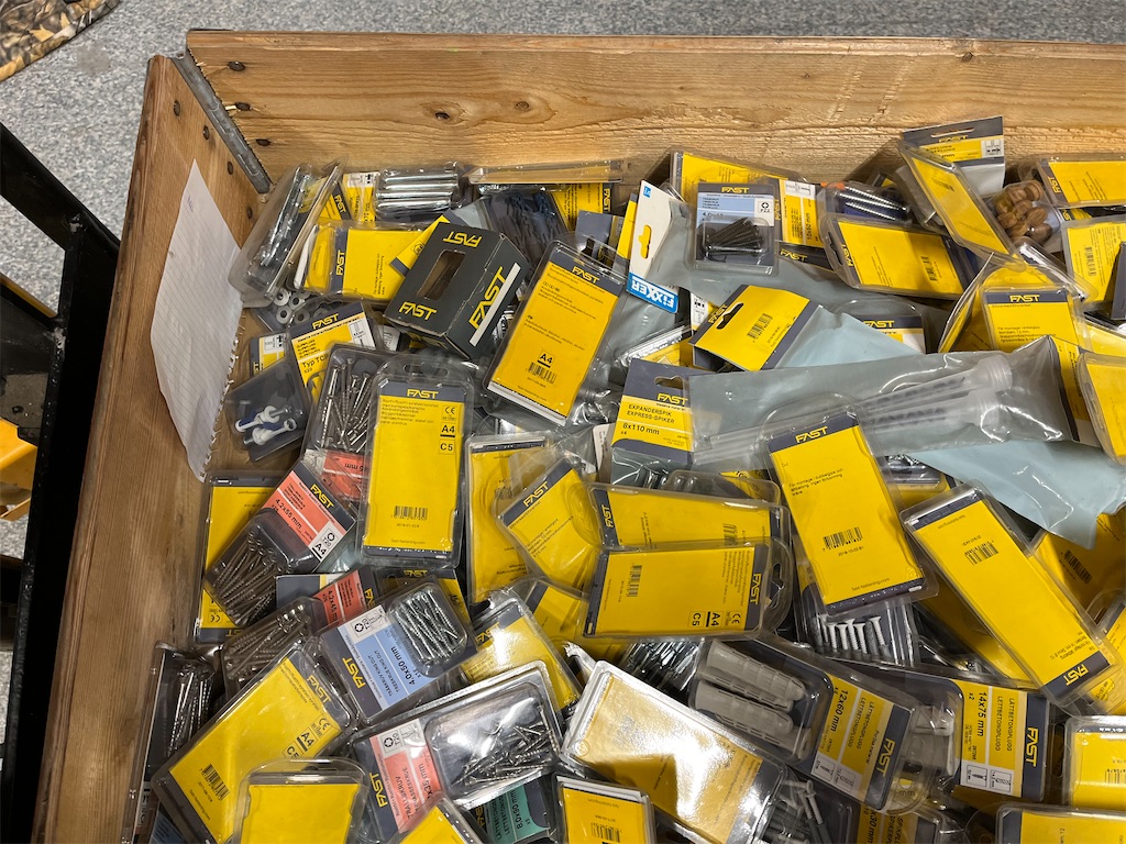 Pinnpack Skruv plugg - En pall 410pkt | Blinto auktioner