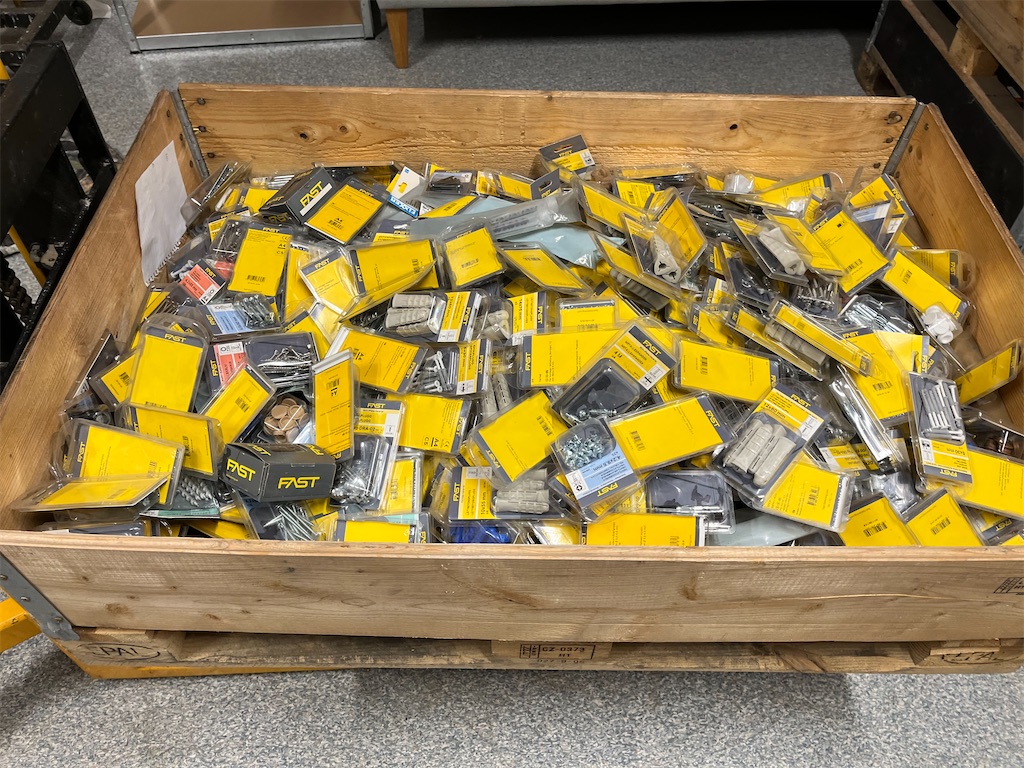 Pinnpack Skruv plugg - En pall 410pkt | Blinto auktioner