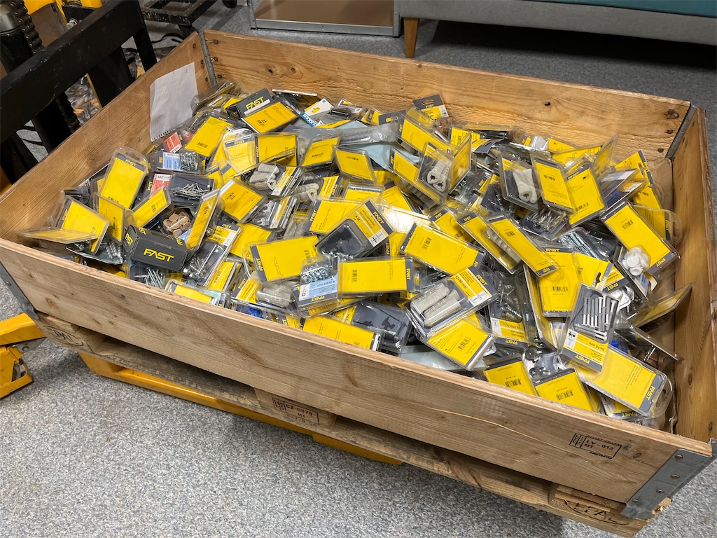 Pinnpack Skruv plugg - En pall 410pkt | Blinto auktioner