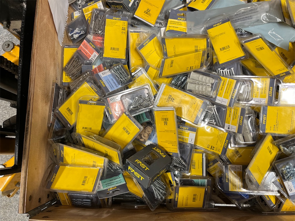 Pinnpack Skruv plugg - En pall 410pkt | Blinto auktioner