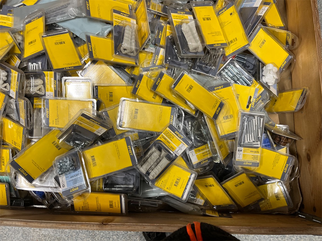 Pinnpack Skruv plugg - En pall 410pkt | Blinto auktioner