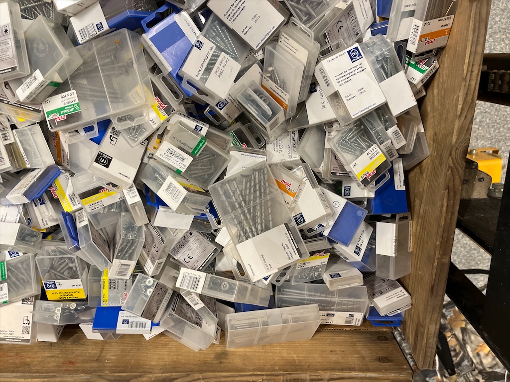 Skruv Pinnpack - En pall 940pkt | Blinto auktioner