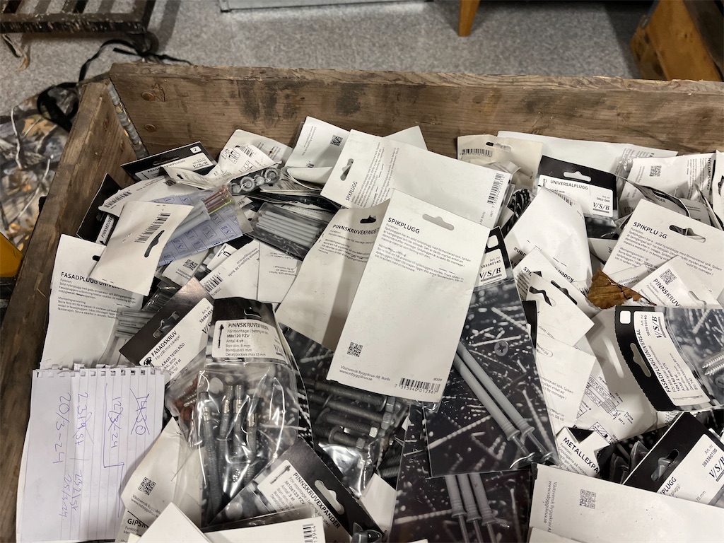 Skruv Pinnpack - En pall 2321pkt | Blinto auktioner