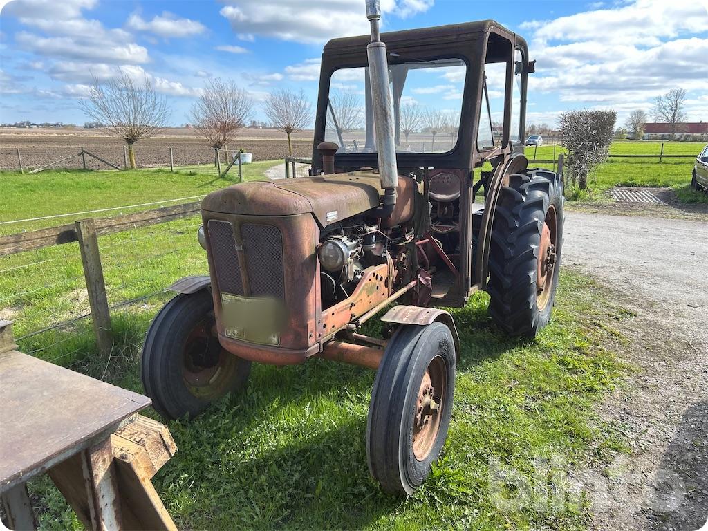 Traktor - B M VOLVO 320 | Blinto auktioner