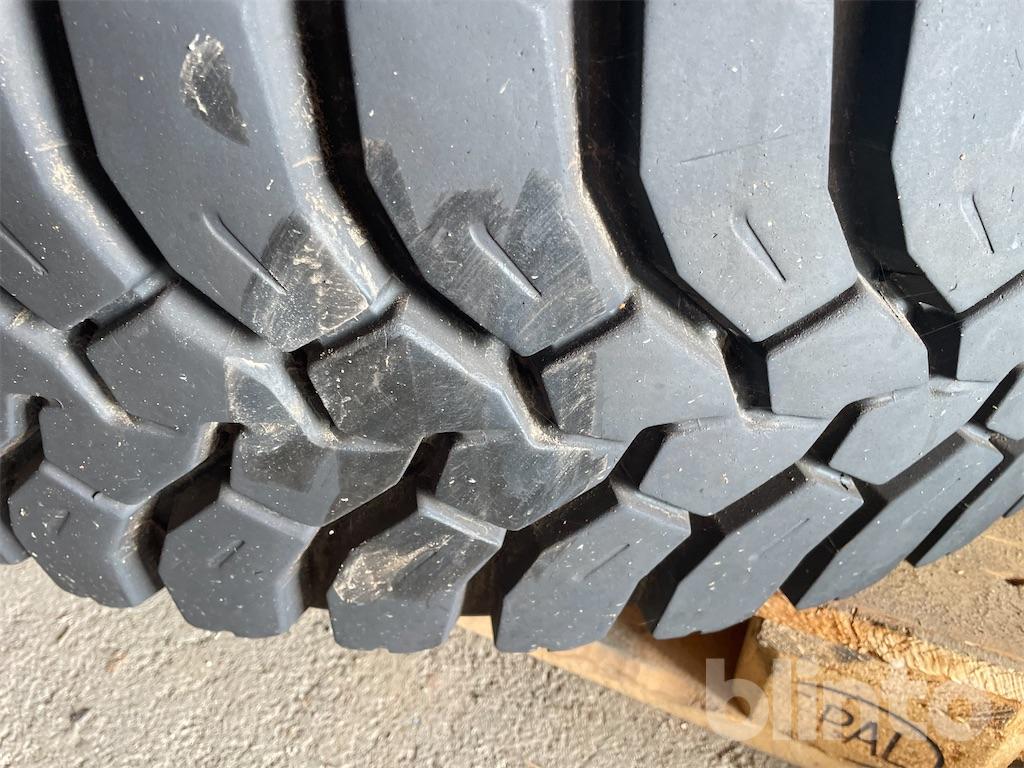 Lastbilsdäck på fälg - Michelin och Xbrite | Blinto auktioner
