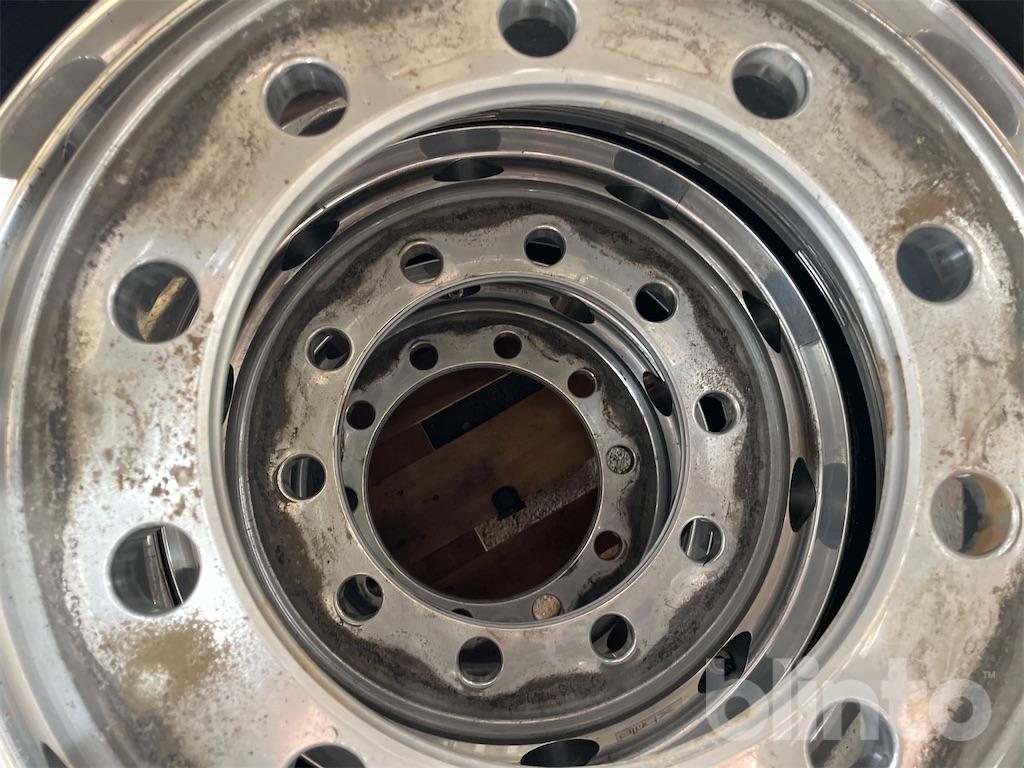 Lastbilsdäck på fälg - Michelin och Xbrite | Blinto auktioner