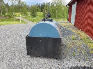 Dieseltank - Med invallning och pump | Blinto auktioner