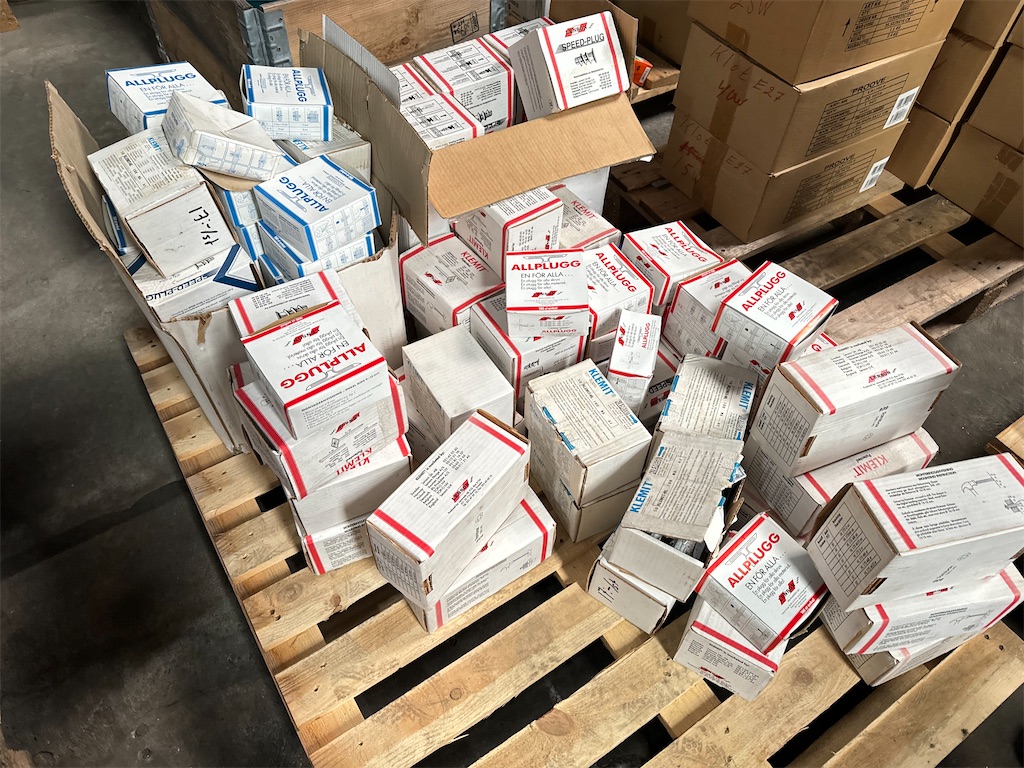 Plastplugg - Lenson | Blinto auktioner