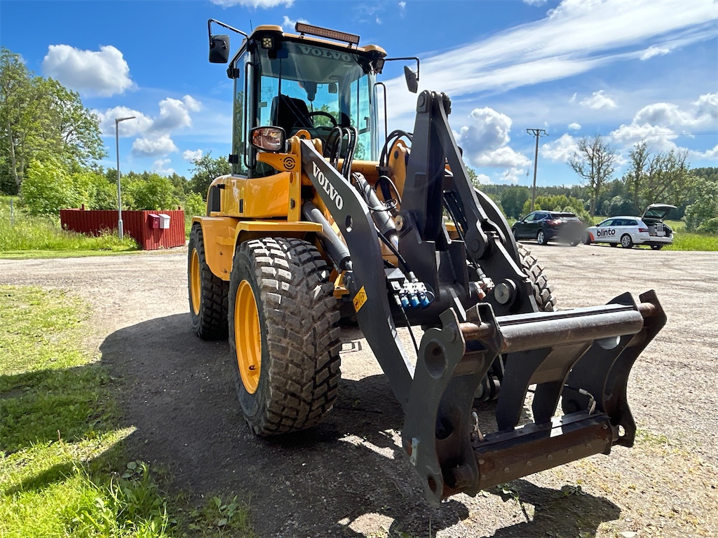 Hjullastare - Volvo L35 GT med många redskap | Blinto auktioner