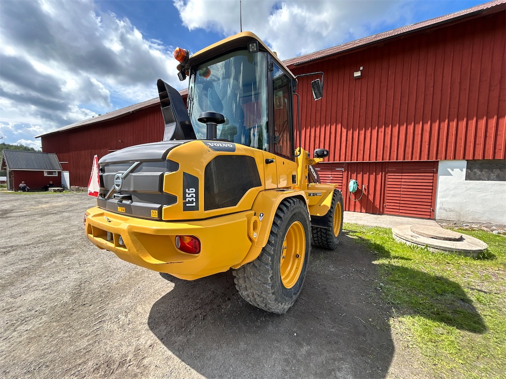 Hjullastare - Volvo L35 GT med många redskap | Blinto auktioner