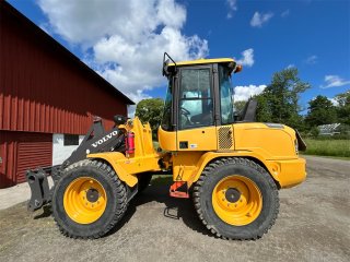 Hjullastare - Volvo L35 GT med många redskap | Blinto auktioner