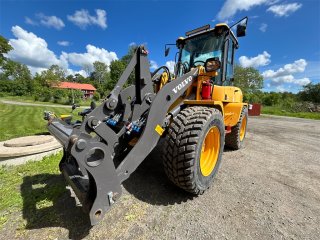 Hjullastare - Volvo L35 GT med många redskap | Blinto auktioner