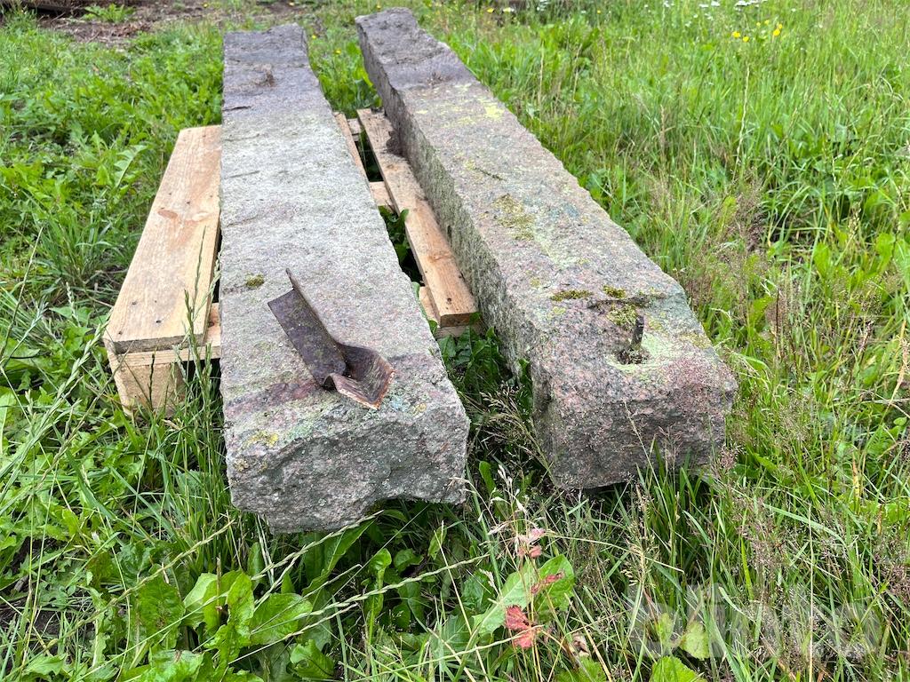 Stenstolpar#3 - Granit | Blinto auktioner