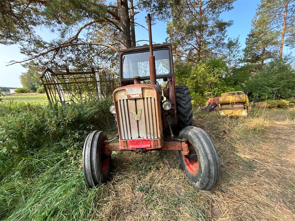 Traktor - VALMET 565 | Blinto auktioner