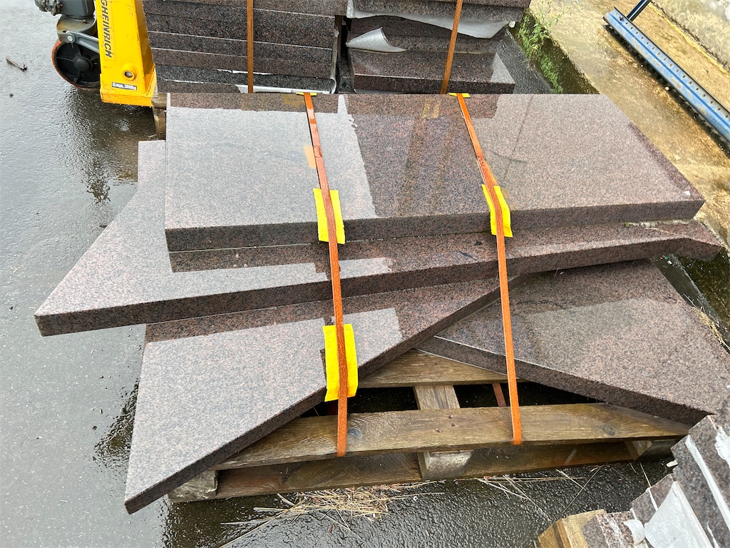 Sten - Slipad granit | Blinto auktioner