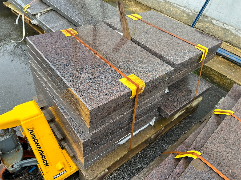 Sten - Slipad granit | Blinto auktioner