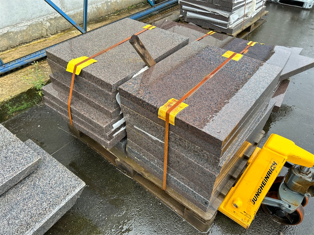 Sten - Slipad granit | Blinto auktioner
