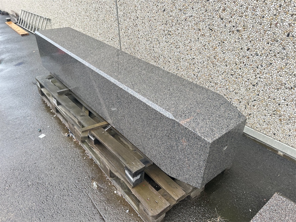 Sten - Slipad granit | Blinto auktioner