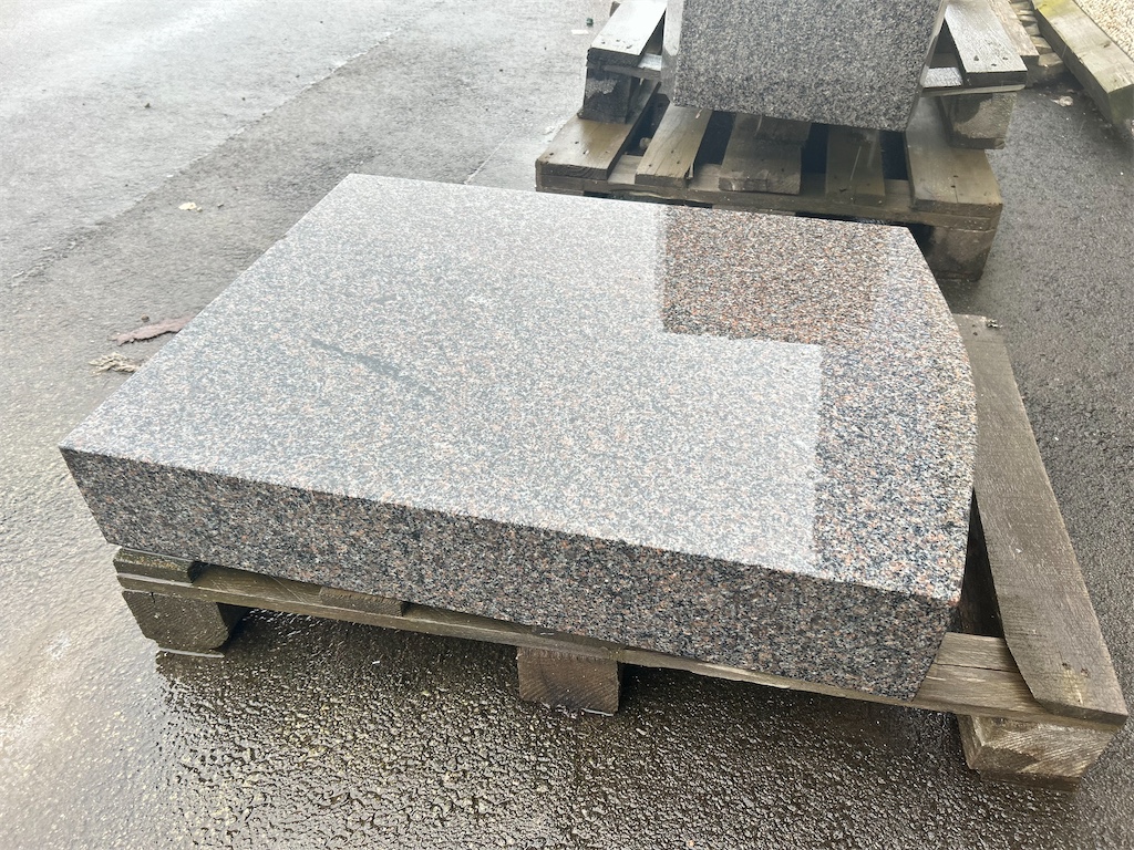 Sten - Slipad granit | Blinto auktioner
