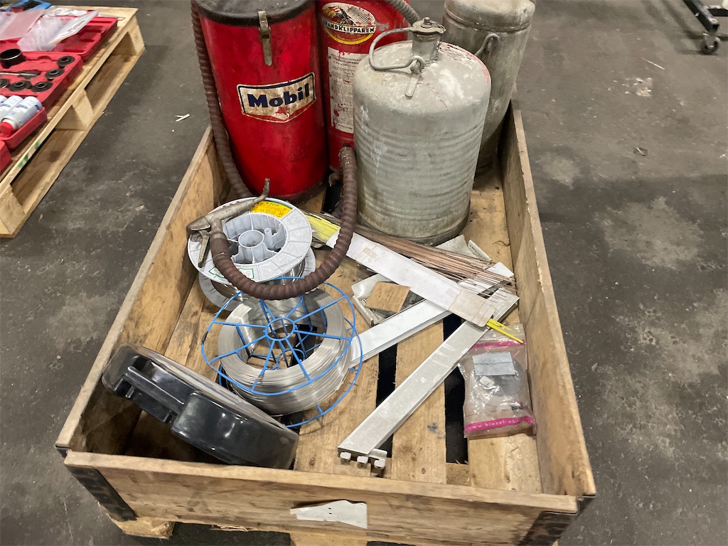 Verkstadsutrustning - Brandspruta, oljespruta, kannor | Blinto auktioner