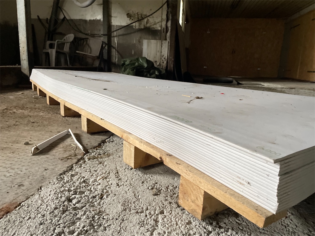 17 Renoveringsgips - 2700 x 900 x 6 mm | Blinto auktioner