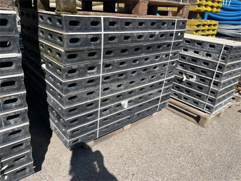 Parti med gjutformar - Lätt formsystem Peri för gjutning, 46 st pallar ...