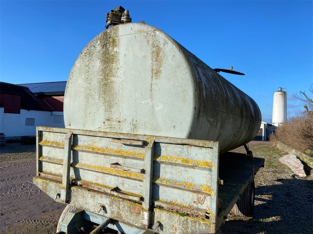 Vattentank/Vagn - Gisebo | Blinto auktioner