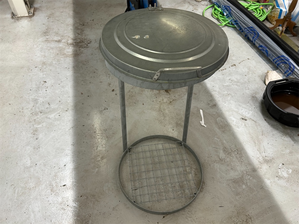 Sopsäckshållare - Okänt | Blinto auktioner