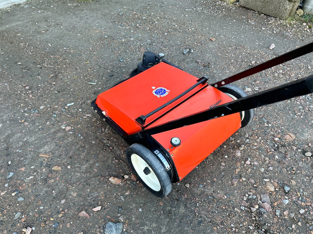 Manuell sopmaskin - Hako flipper | Blinto auktioner
