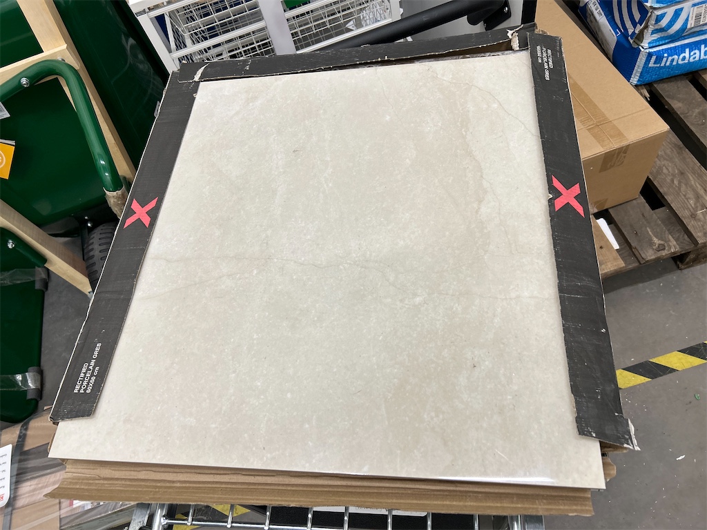 Kakelplattor 60x60 - 8 st | Blinto auktioner