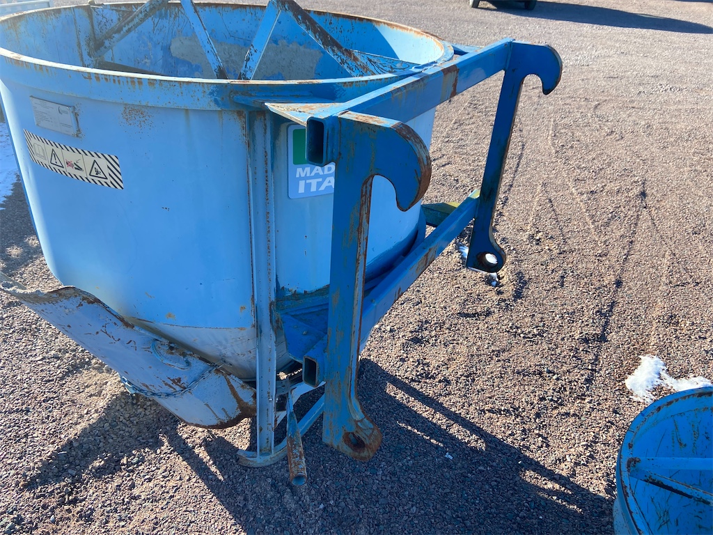 Betongbasker - Boscaro | Blinto auktioner