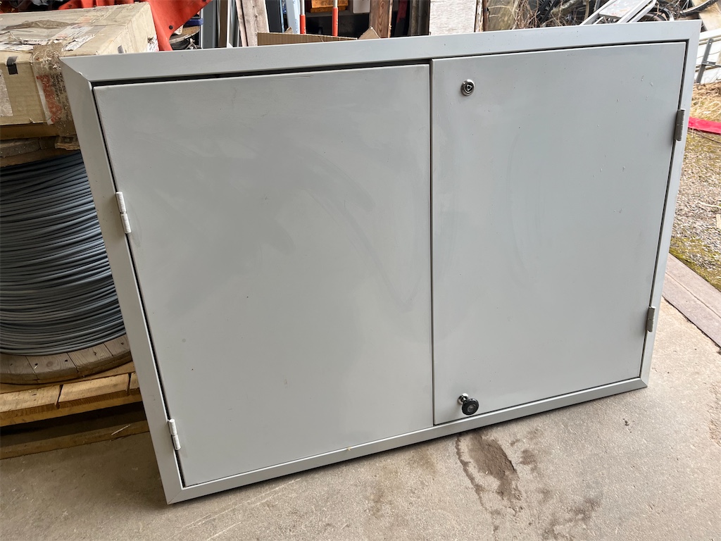 Fasadskåp - 225x1220x900mm | Blinto auktioner