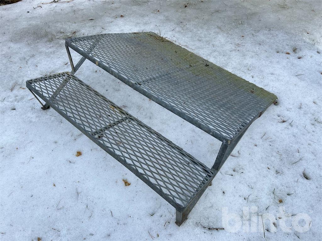 Trappa - 2 trappsteg | Blinto auktioner