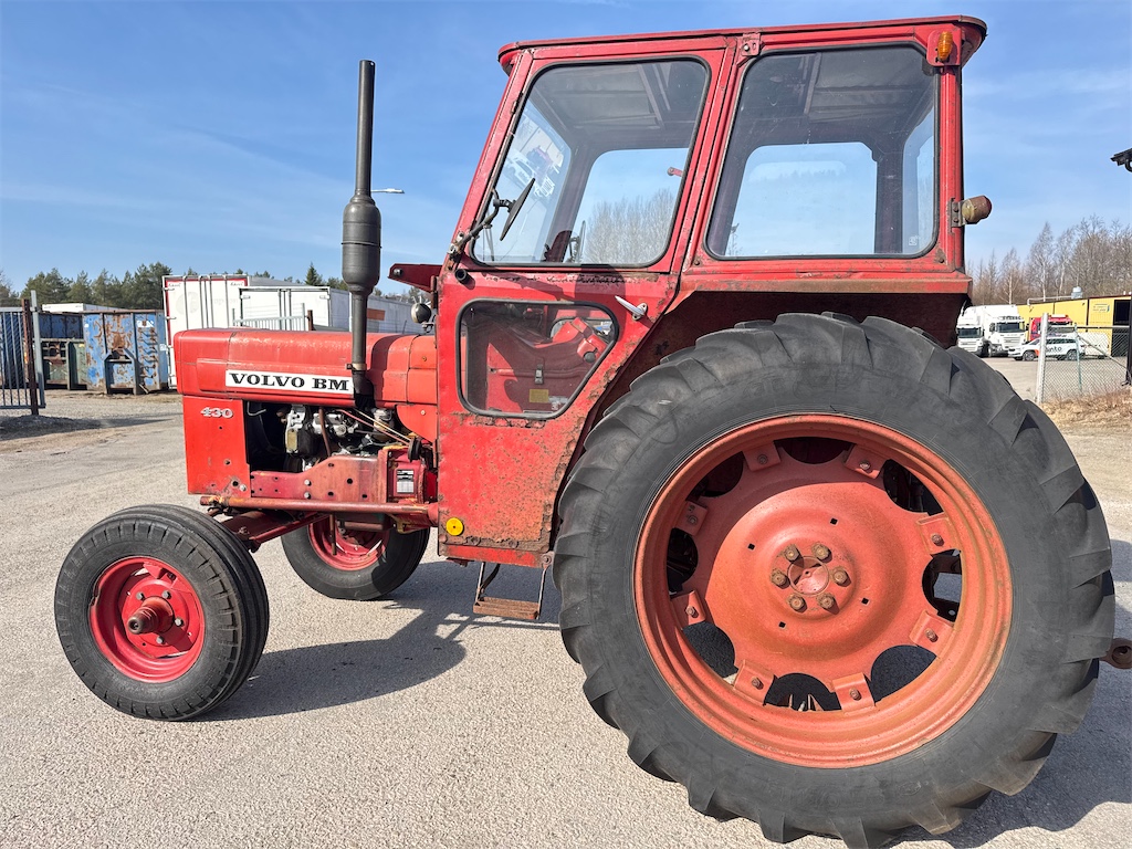 Traktor - VOLVO-BM T 430 | Blinto auktioner