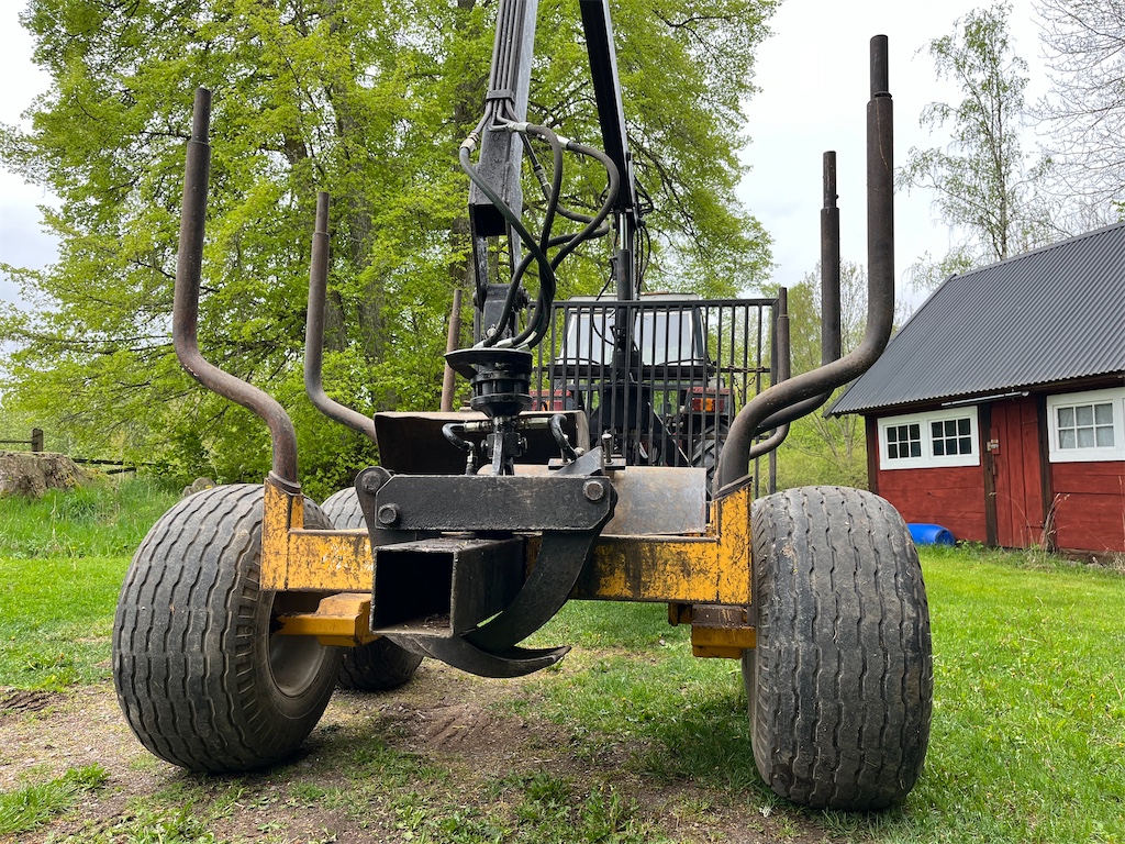 Skogsvagn med kran - Lasses maskinservice med Lima 5030 | Blinto auktioner
