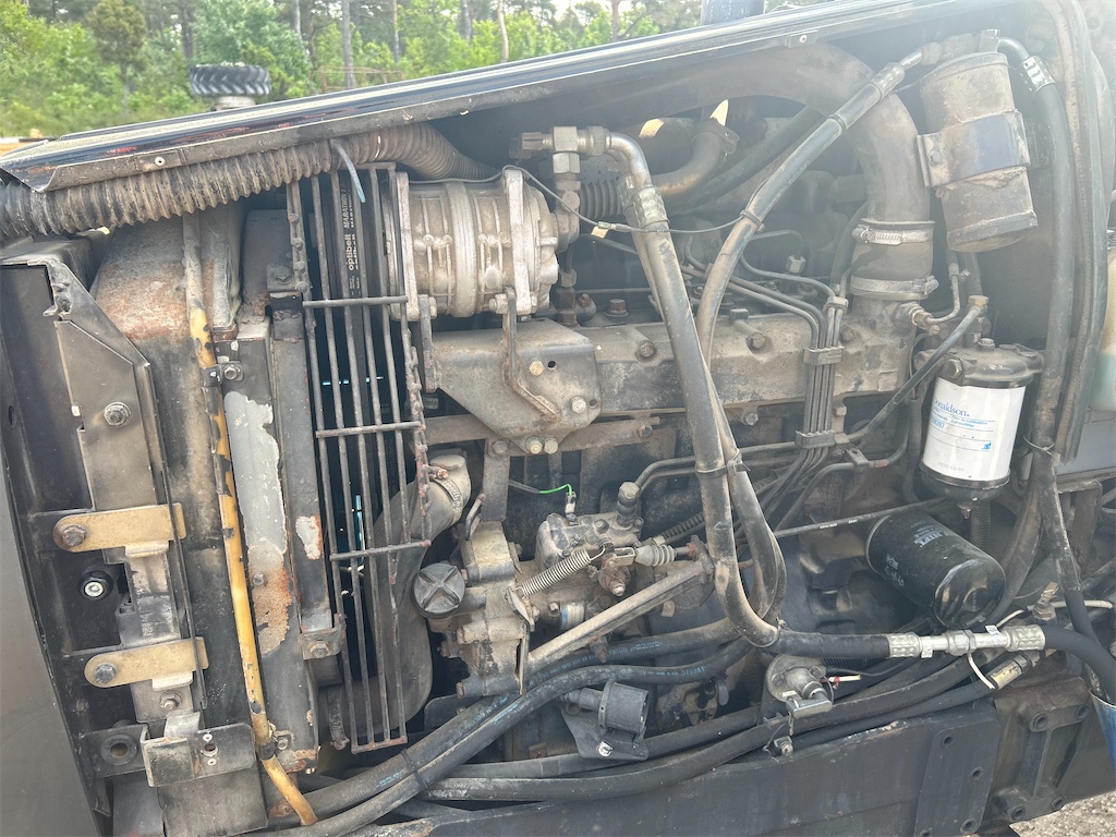 Traktor - VALMET 800 | Blinto auktioner