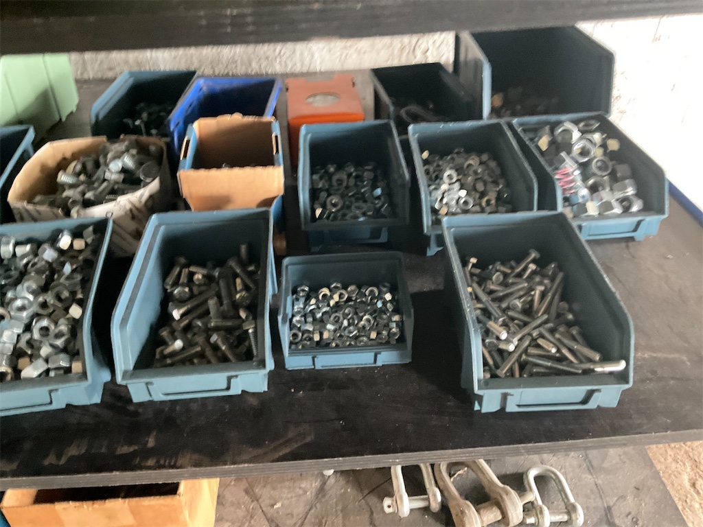 Vagn med bult/mutter - Blandade storlekar | Blinto auktioner