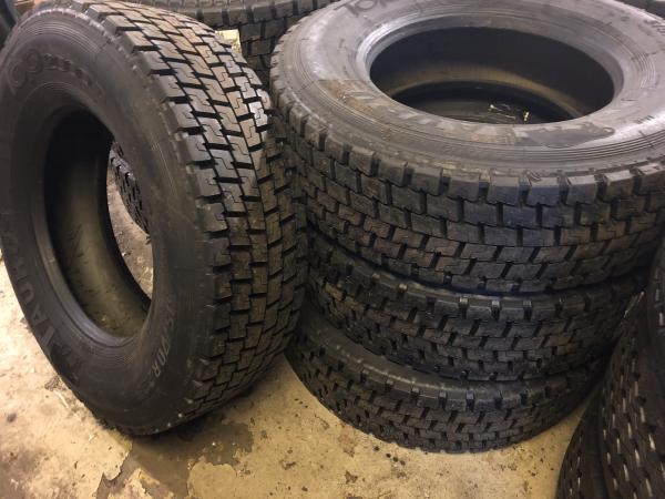 Lastbilsdäck. - 4 stycken last/drivdäck. (nyregummerade med Marangoni ...