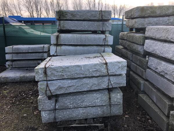 Blockmur Granit. - #2 Blockstensmur Avslut grå 1400mm | Blinto auktioner