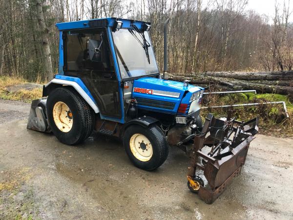 Traktor - Iseki 530 med vikplog och självlastande sandspridare | Blinto ...