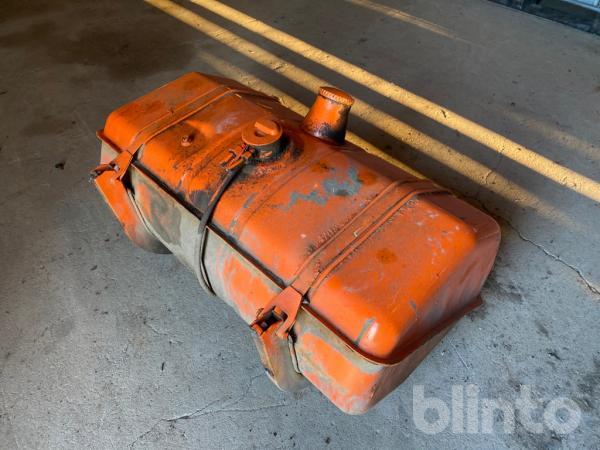 Tank - Tank Volvo FL 10 | Blinto auktioner