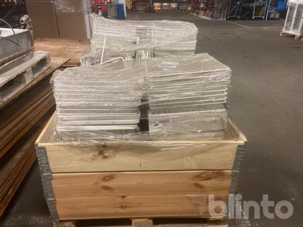 Elfa inredning - 2 pallar med diverse Elfa inredning | Blinto auktioner