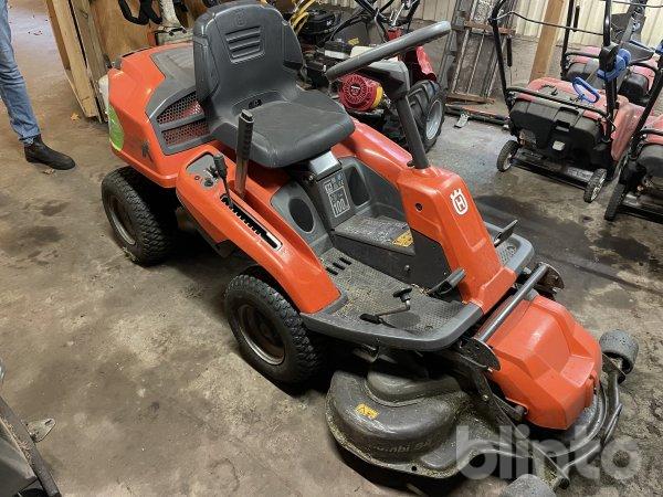 Åkgräsklippare - Husqvarna R216 AWD | Blinto auktioner
