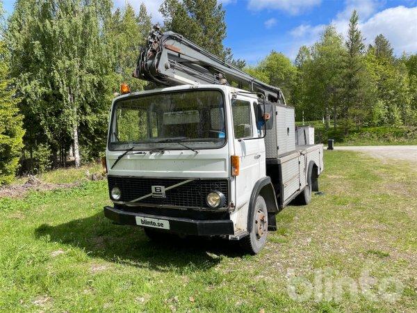 Motorredskap - Volvo F6 Skylift | Blinto auktioner
